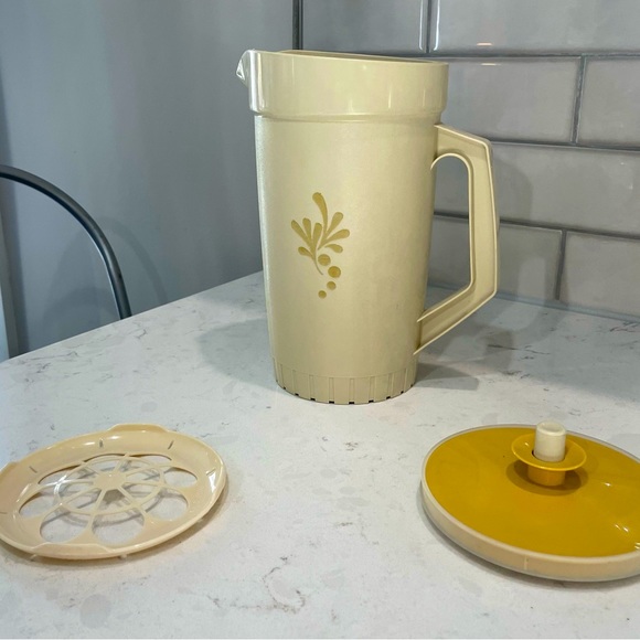 Tupperware | Kitchen | Tupperware 2 Qt Vintage Pitcher | Poshmark